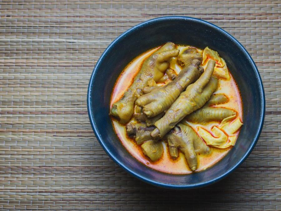Kari kaja’ siyok (chicken feet curry): A cheap and tasty treat | Periuk.my